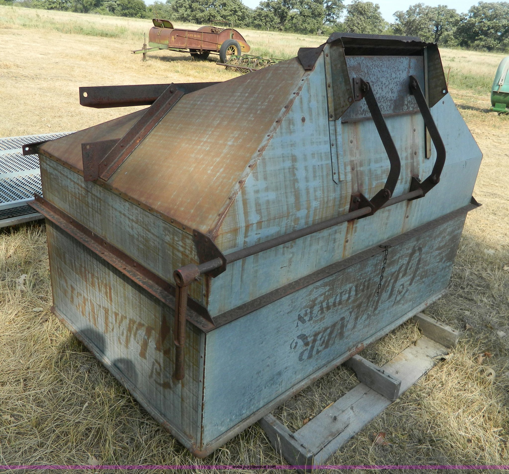 Gleaner combine bin in Wilson, KS | Item BT9949 sold | Purple Wave