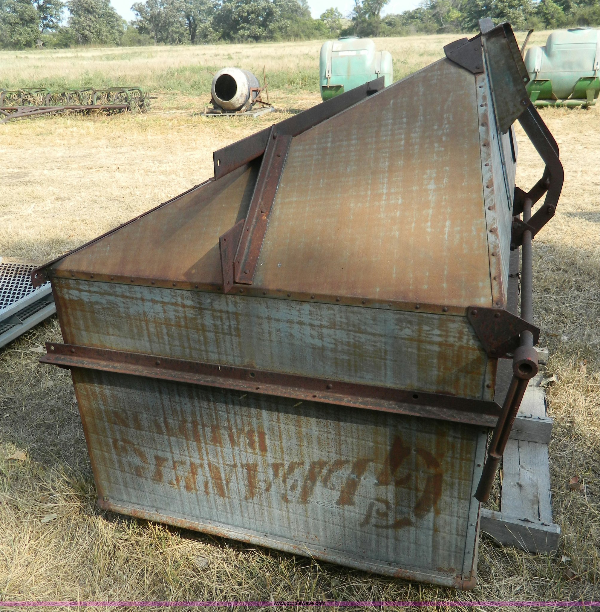 Gleaner combine bin in Wilson, KS | Item BT9949 sold | Purple Wave