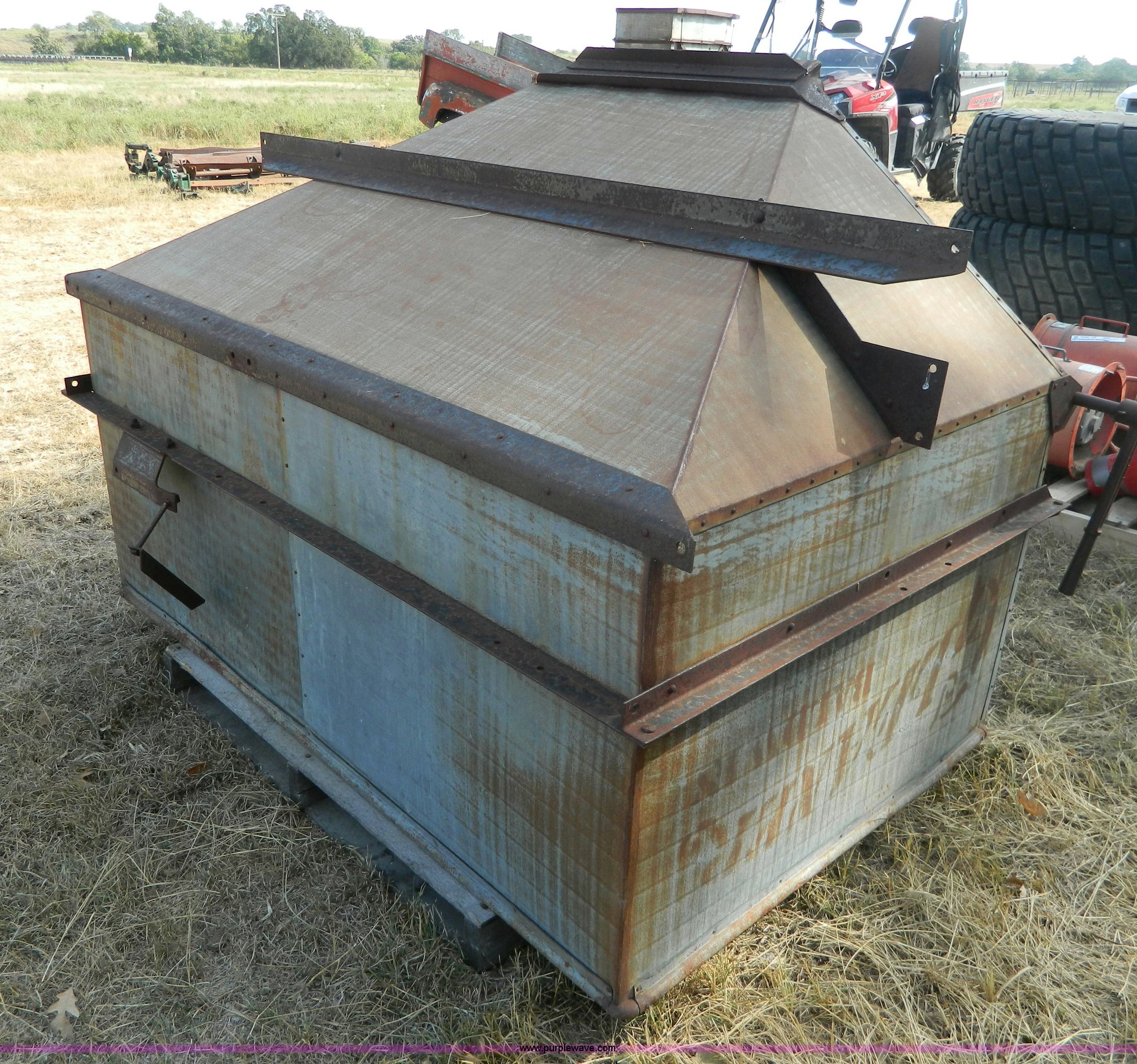 Gleaner combine bin in Wilson, KS | Item BT9949 sold | Purple Wave