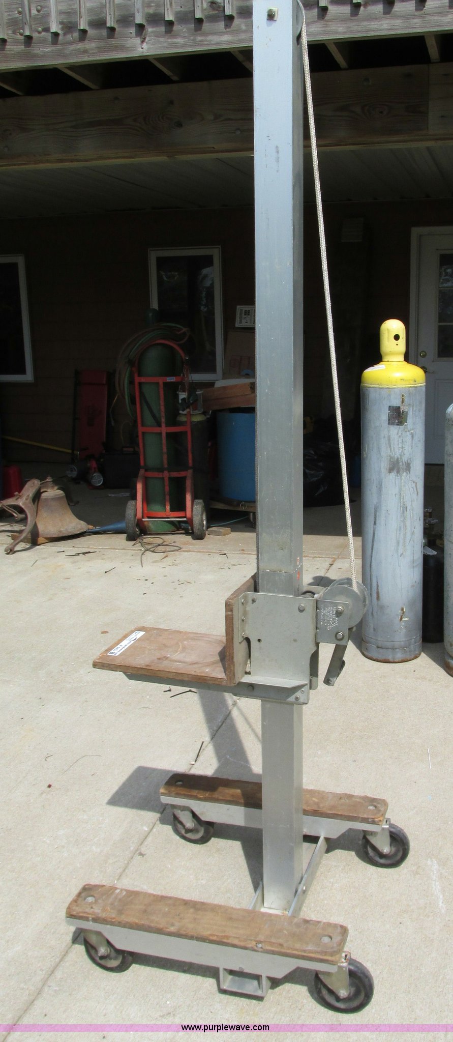 Gil-Lift cabinet jack in Belton, MO | Item K9453 sold | Purple Wave