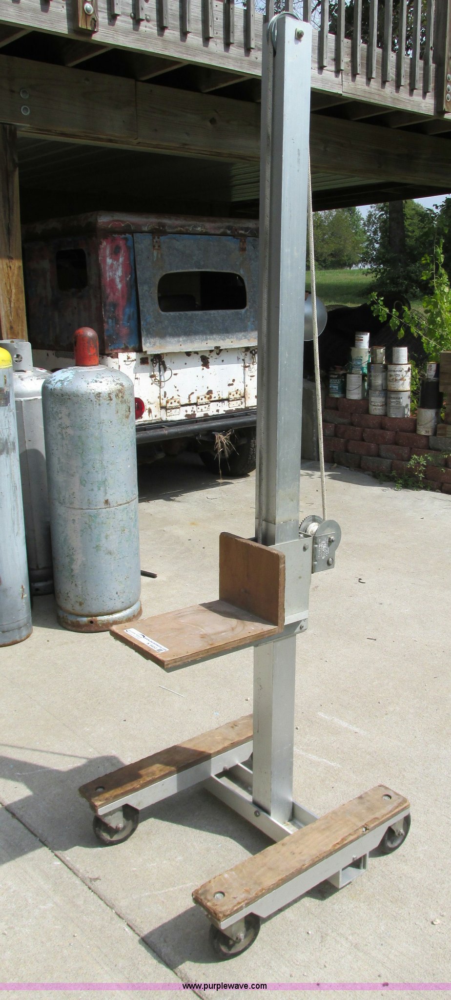 Gil-Lift cabinet jack in Belton, MO | Item K9453 sold | Purple Wave