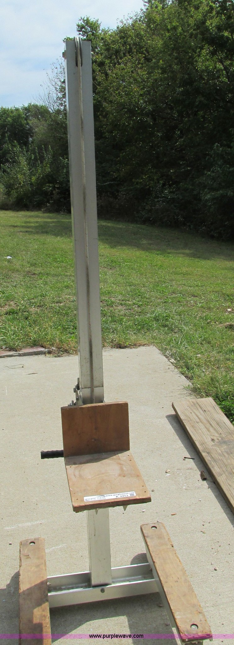 Gil-Lift cabinet jack in Belton, MO | Item K9453 sold | Purple Wave