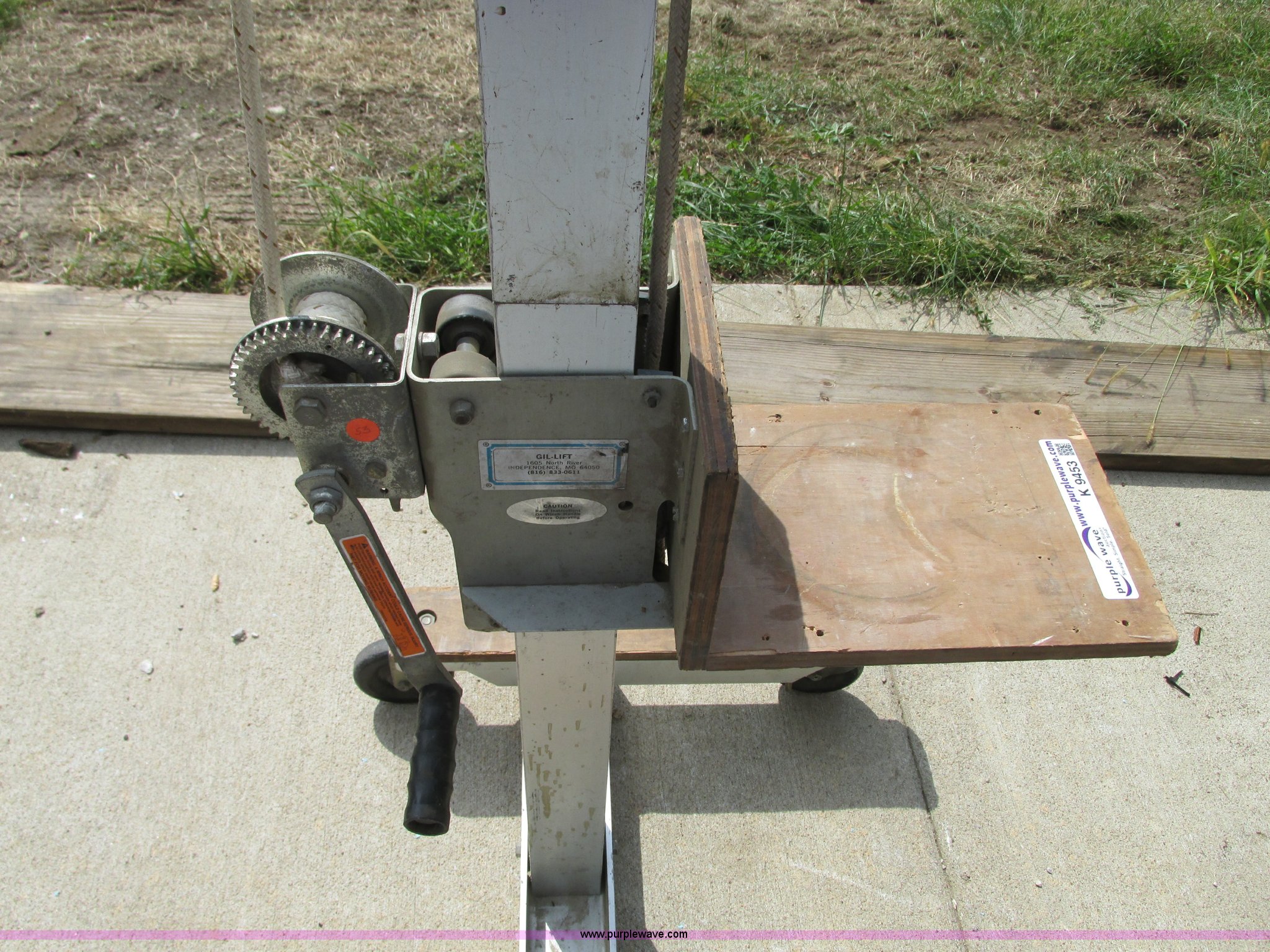 Gil-Lift cabinet jack in Belton, MO | Item K9453 sold | Purple Wave