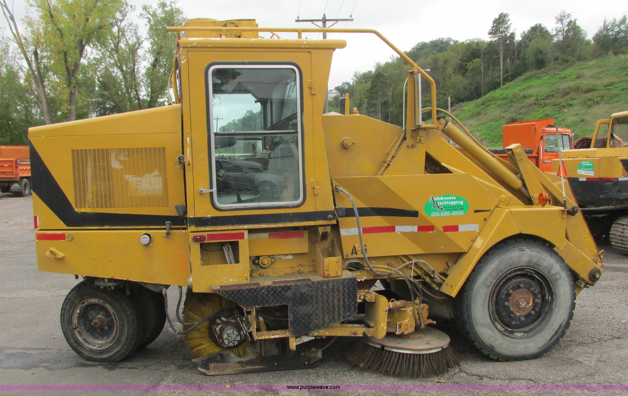 1985 Athey Mobil sweeper in Red Wing, MN | Item L3836 sold | Purple Wave