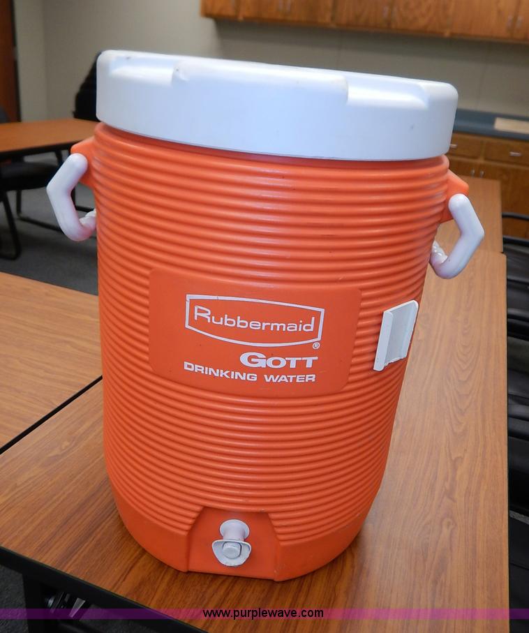 Rubbermaid Gott water jug in Ottawa, KS | Item BT9620 sold | Purple Wave