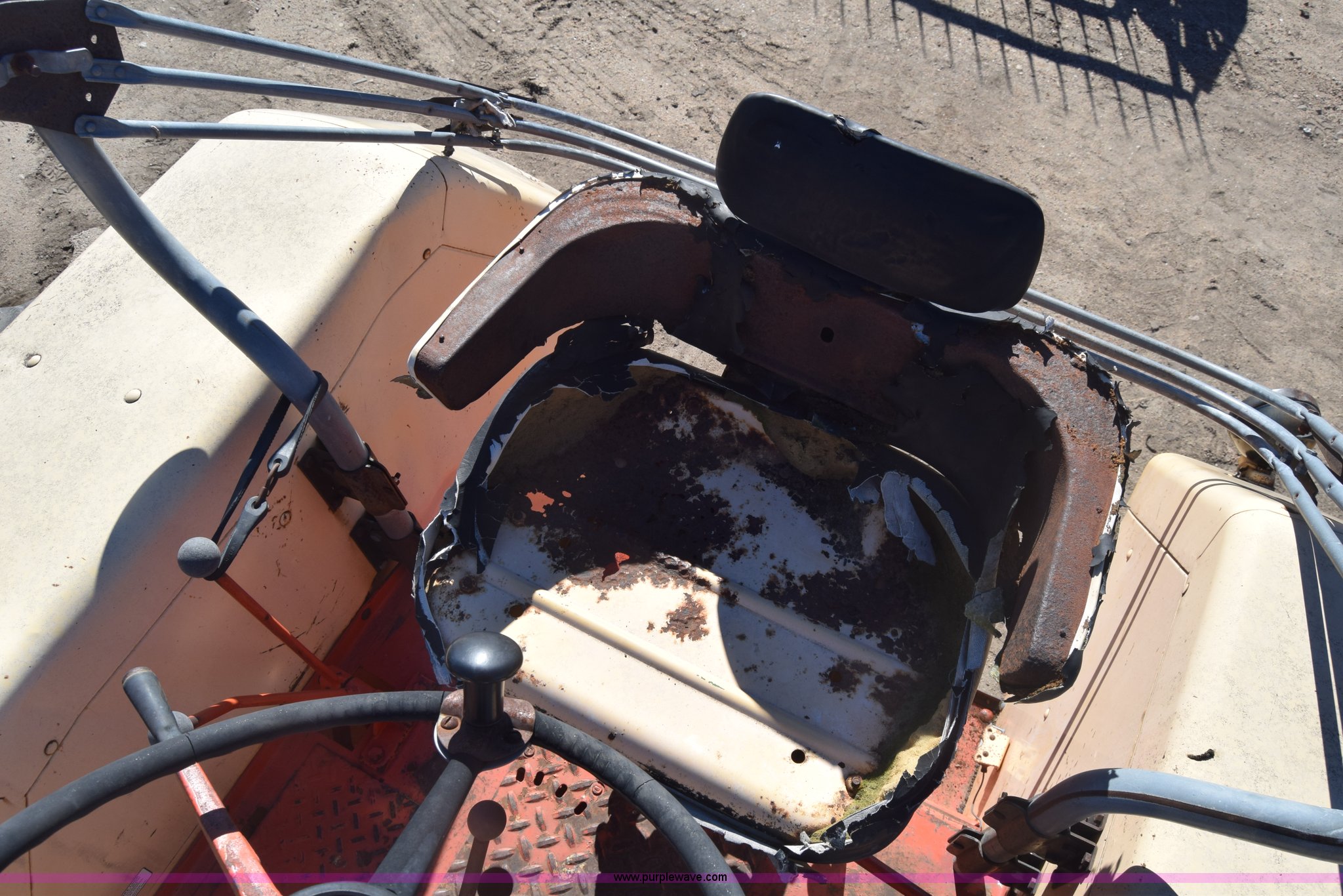 Case 832 tractor in Kinsley, KS | Item K4795 sold | Purple Wave