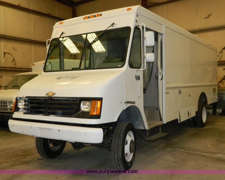1992 Chevrolet P30 van in Salina, KS | Item BQ9983 sold | Purple Wave