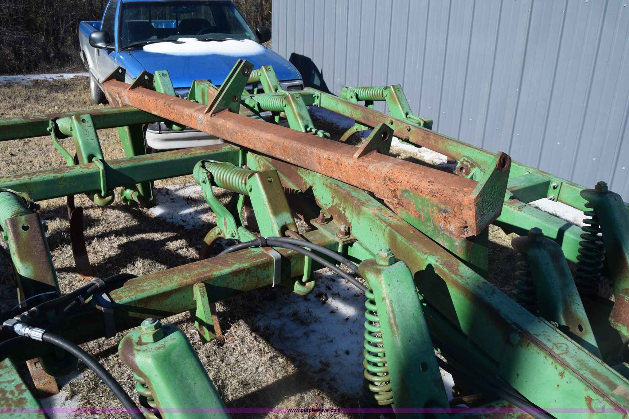 John Deere 712 chisel plow in Lyons, KS | Item K4977 sold | Purple Wave