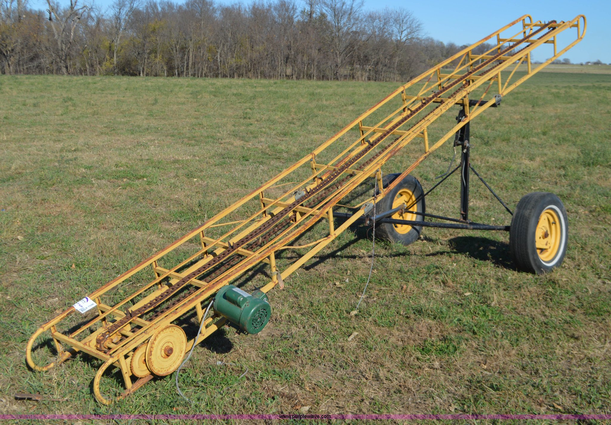 Square bale conveyor in Chilhowee, MO | Item K7596 sold | Purple Wave