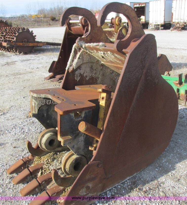 Caterpillar excavator bucket and quick attach in Columbia, MO | Item ...