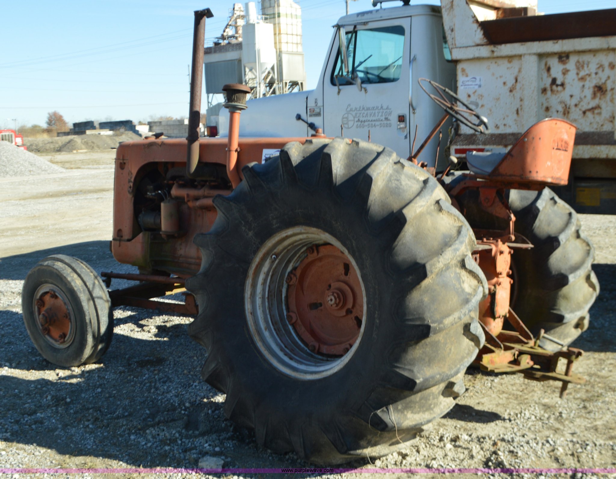 Case 520 tractor in Higginsville, MO | Item L4506 sold | Purple Wave