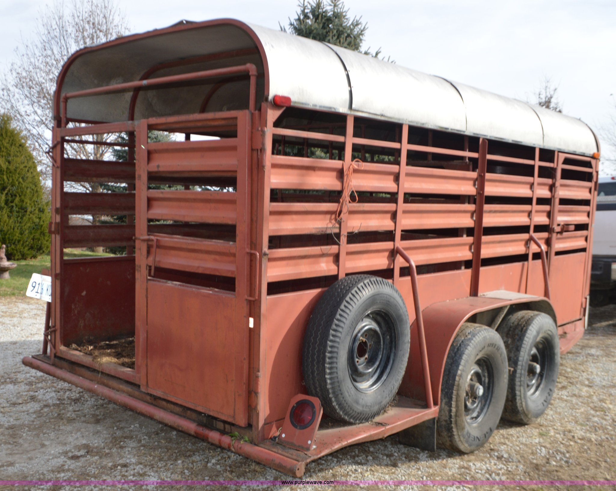1983 Hale livestock trailer in Dearborn, MO | Item L4584 sold | Purple Wave