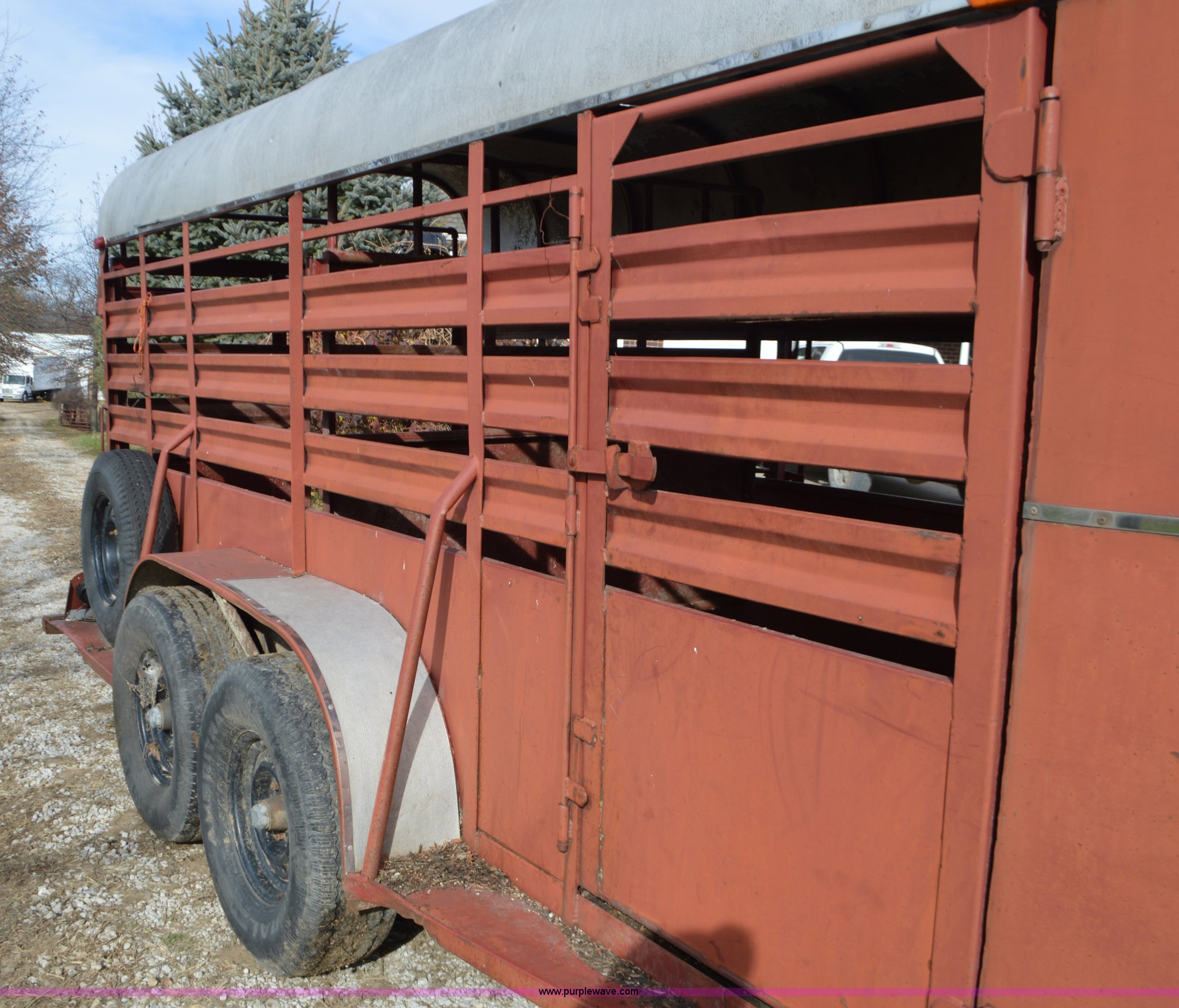 1983 Hale livestock trailer in Dearborn, MO | Item L4584 sold | Purple Wave