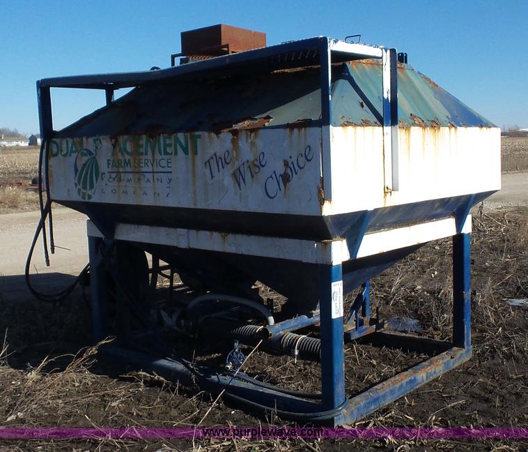 Seed/fertilizer hopper in Wakarusa, KS | Item J4614 sold | Purple Wave