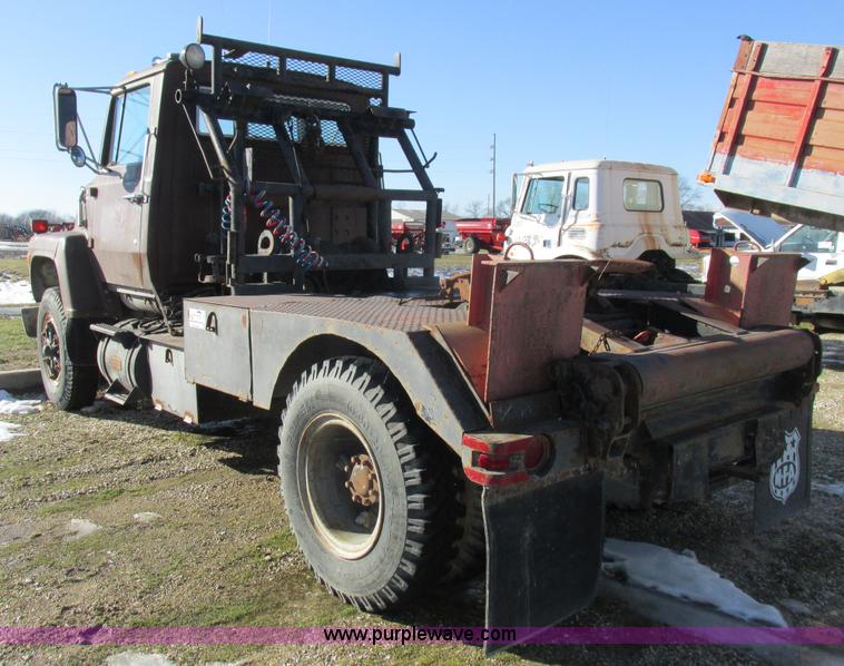 1984 Ford 800 semi truck in Vandalia, MO | Item L7007 sold | Purple Wave