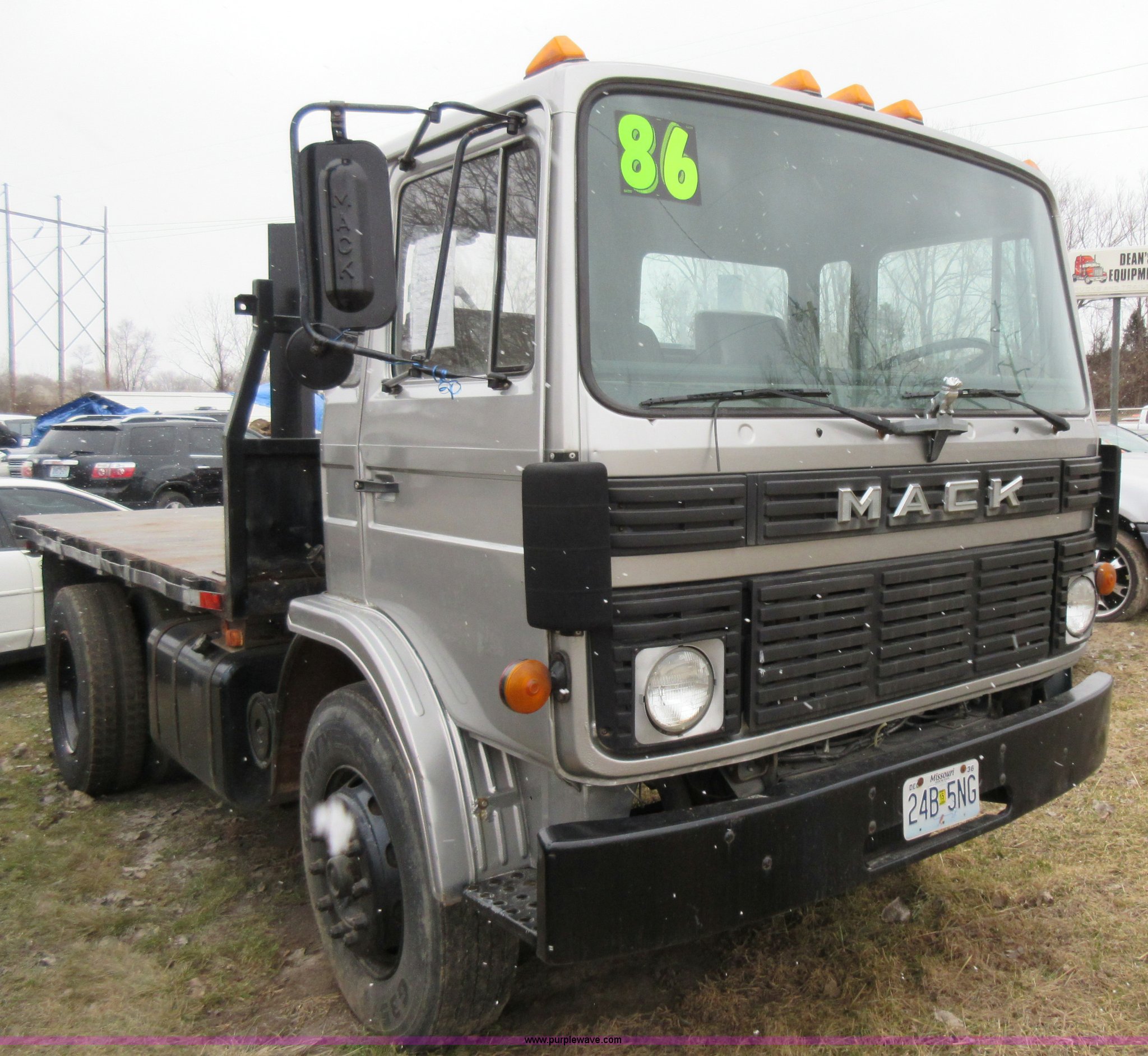1986 Mack flatbed truck in Kansas City, MO | Item K5496 sold | Purple Wave