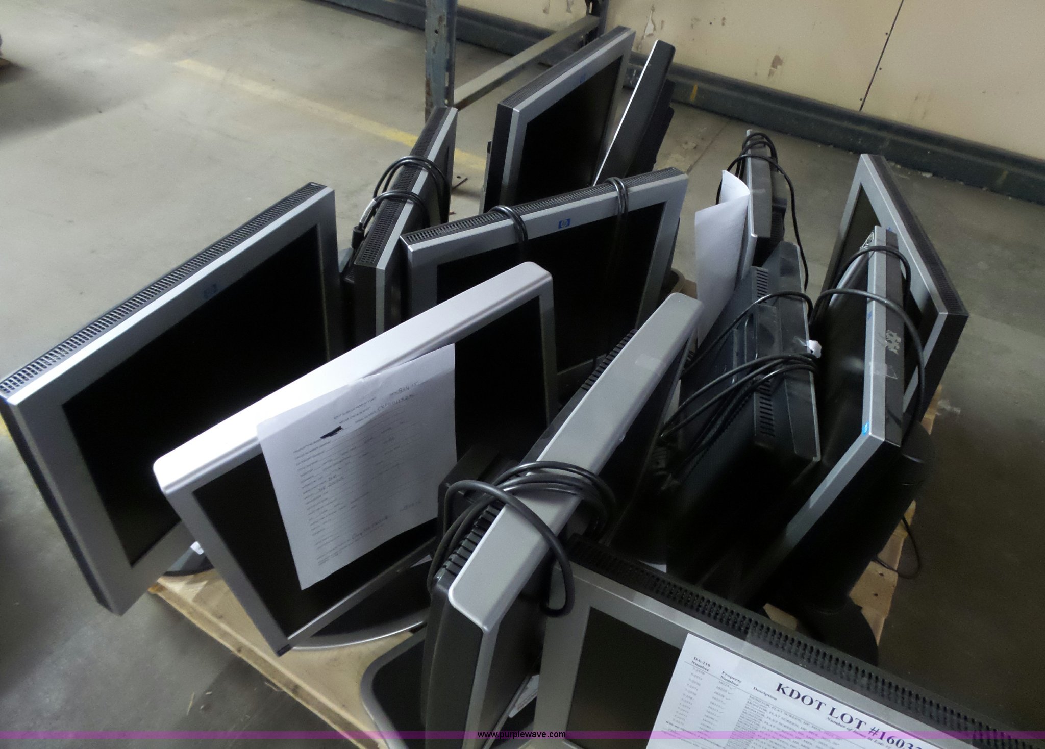 (12) flatscreen monitors in Topeka, KS | Item BT9339 sold | Purple Wave