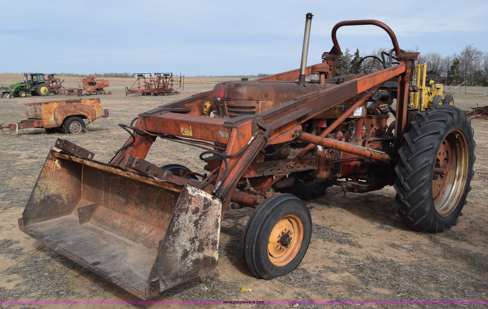 Farmall 400 tractor in Kinsley, KS | Item K8512 sold | Purple Wave