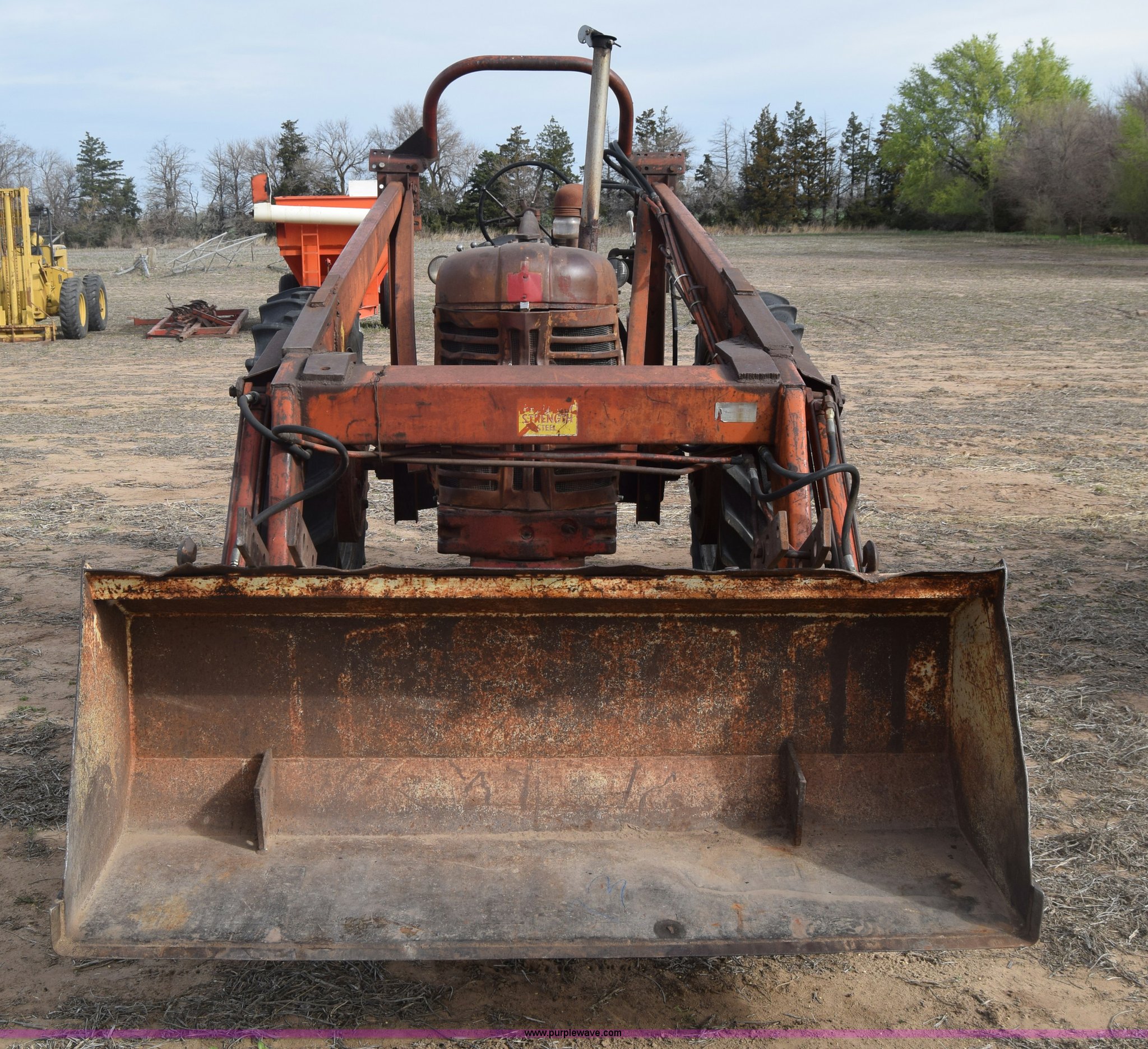 Farmall 400 tractor in Kinsley, KS | Item K8512 sold | Purple Wave