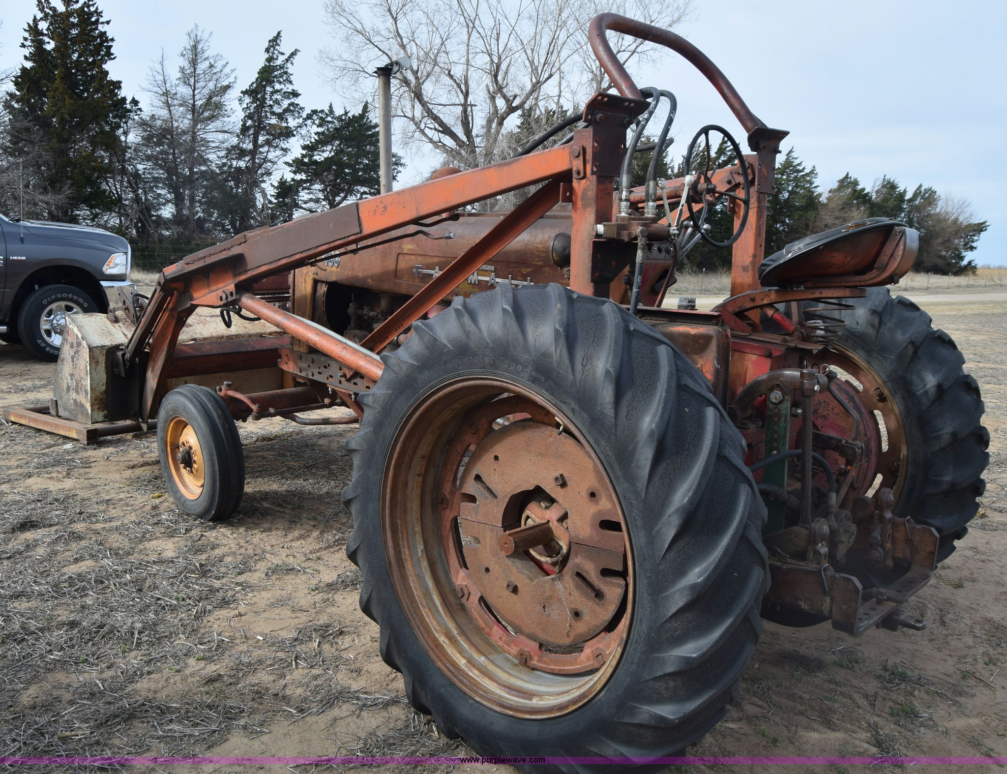 Farmall 400 tractor in Kinsley, KS | Item K8512 sold | Purple Wave