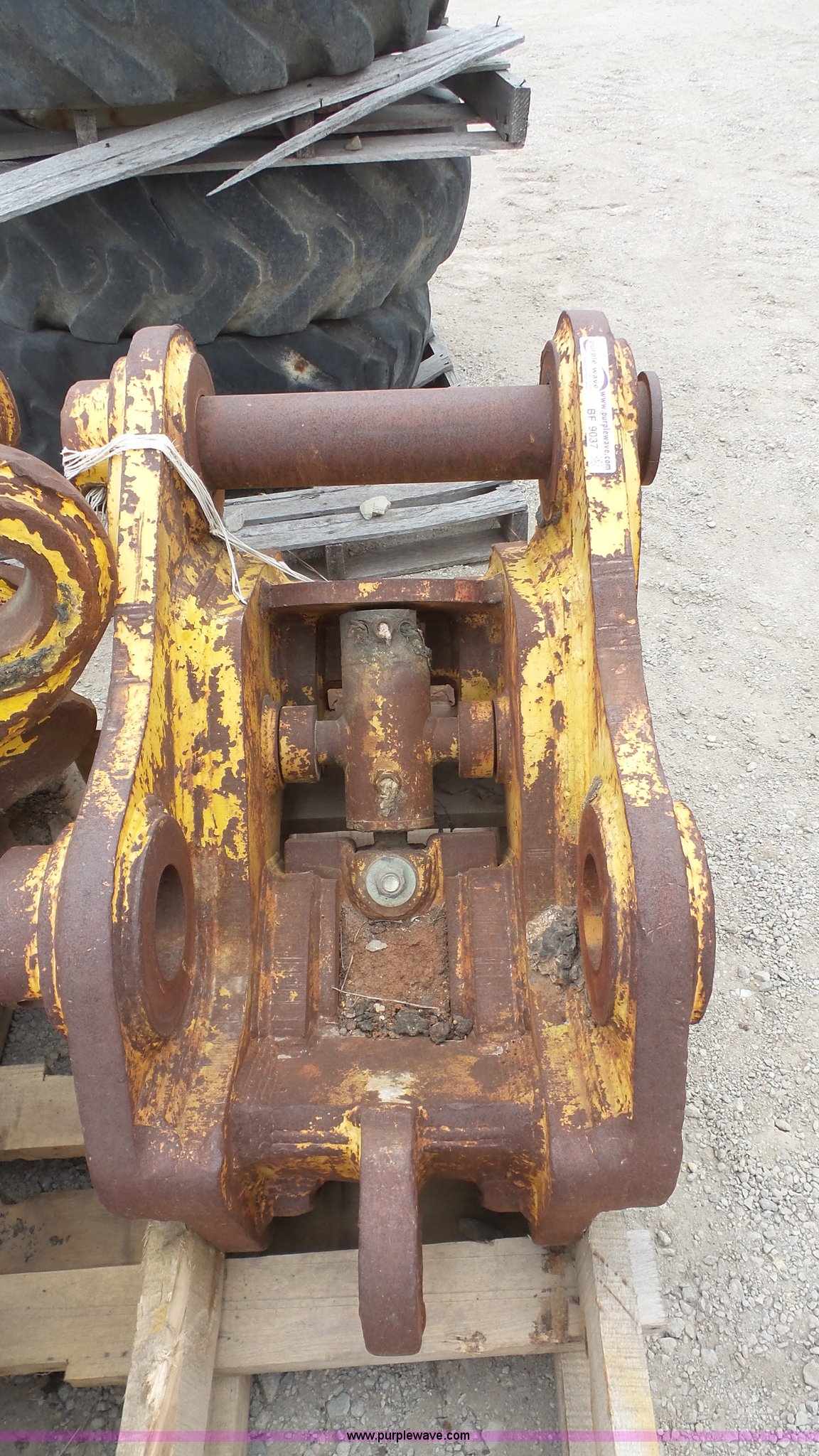 JRB hydraulic quick coupler in Topeka, KS | Item BF9037 sold | Purple Wave