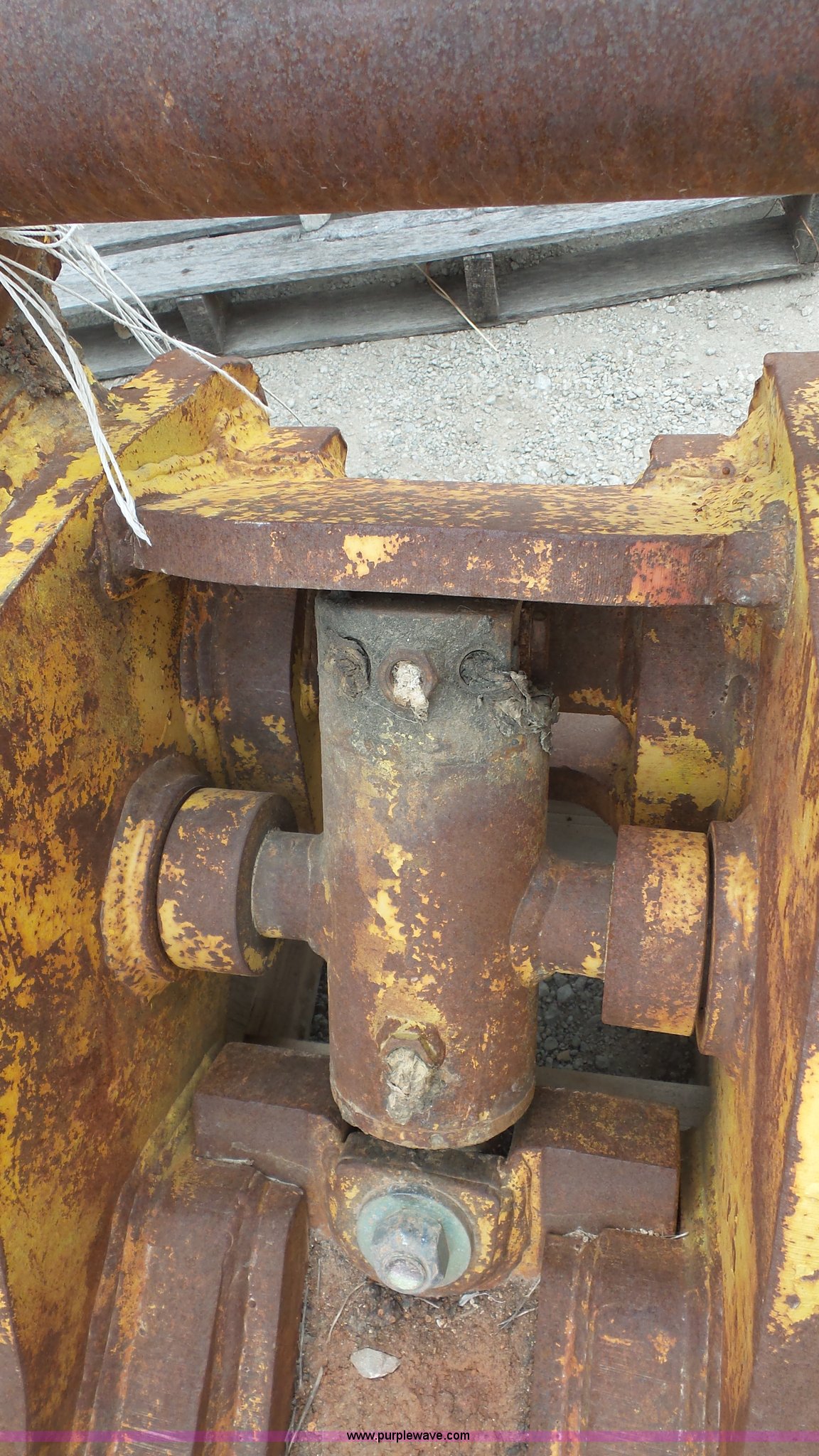 JRB hydraulic quick coupler in Topeka, KS | Item BF9037 sold | Purple Wave