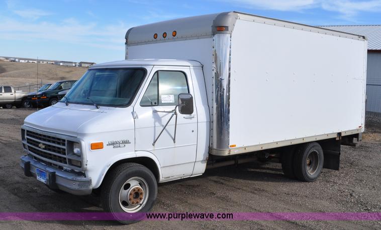 1996 Chevrolet G30 box truck in Pierre, SD | Item G7270 sold | Purple Wave