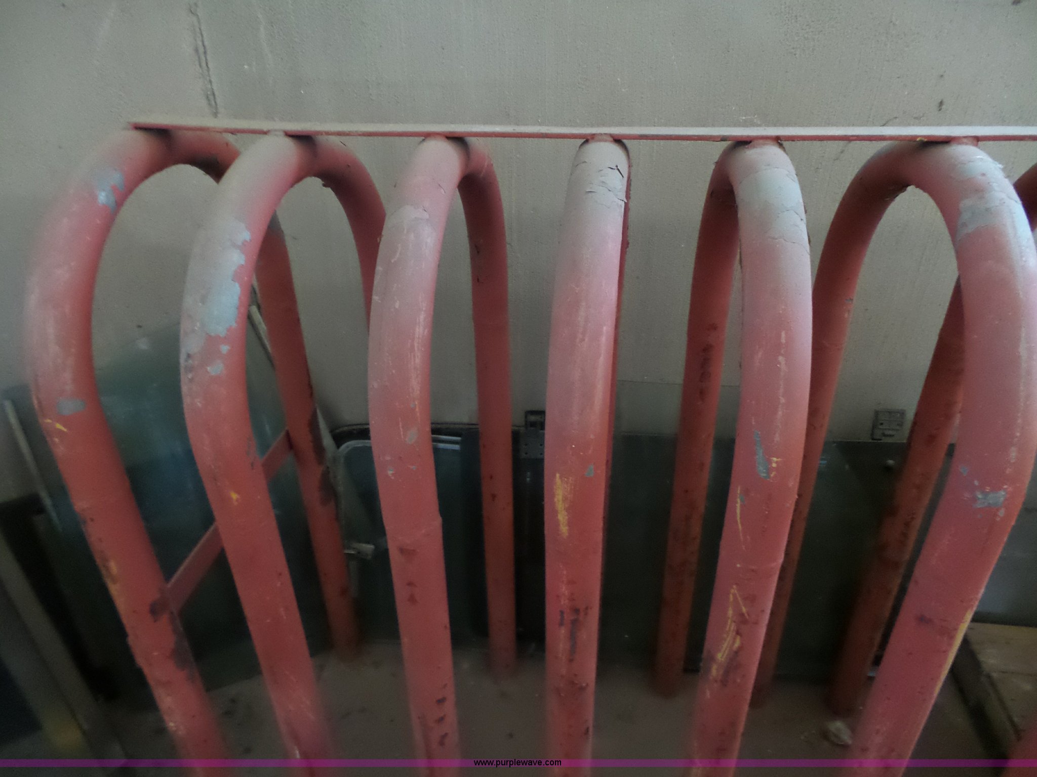 Split rim tire cage in Osawatomie, KS | Item BT9368 sold | Purple Wave