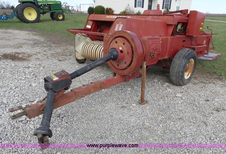 International 435 small square baler in Richmond, KS | Item BE9893 sold ...