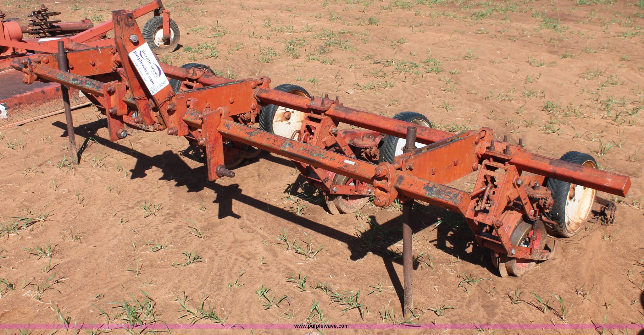 International 185 planter in Fort Cobb, OK | Item L6860 sold | Purple Wave