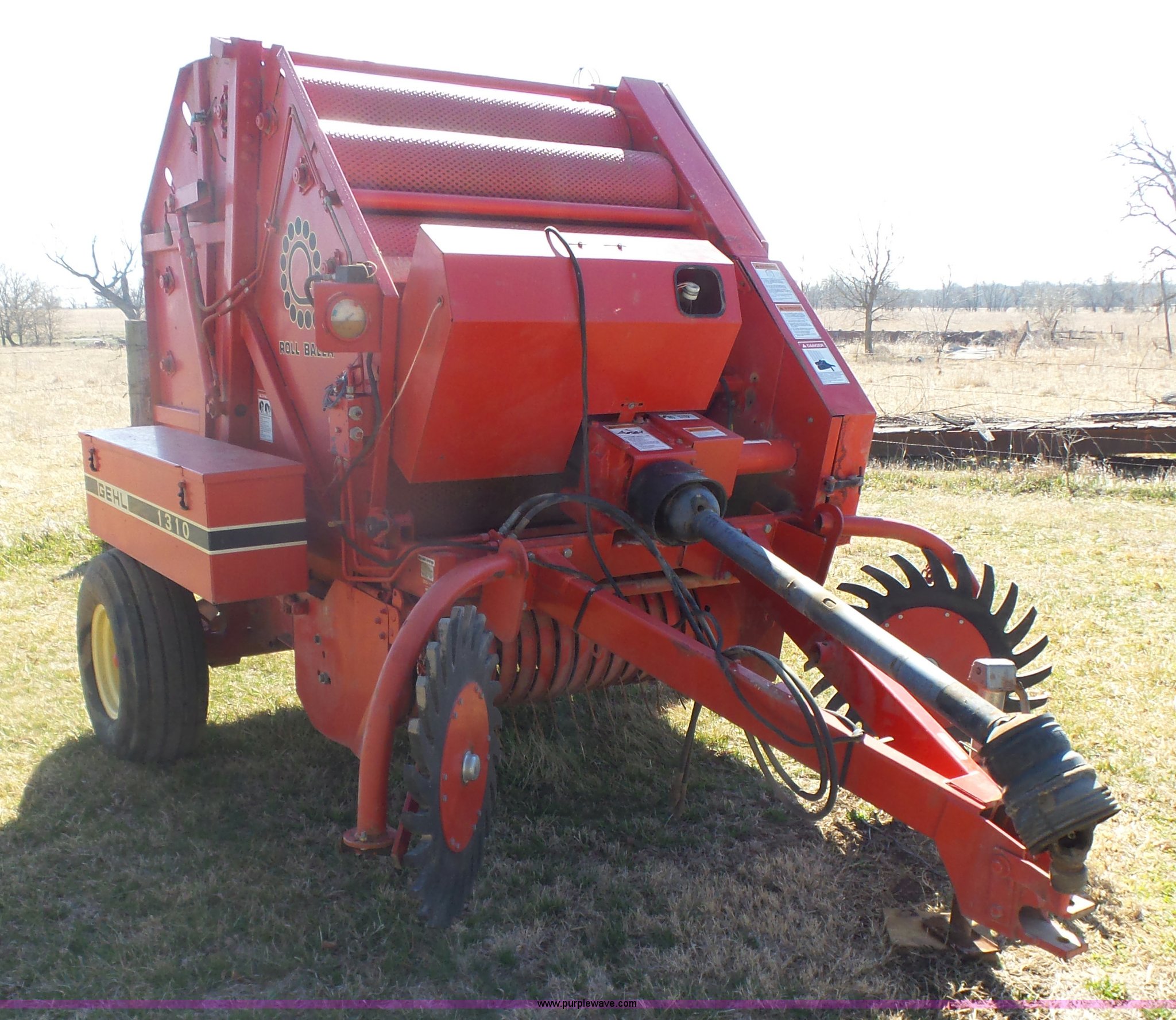 Gehl 1310 round baler in Emporia, KS | Item L7283 sold | Purple Wave