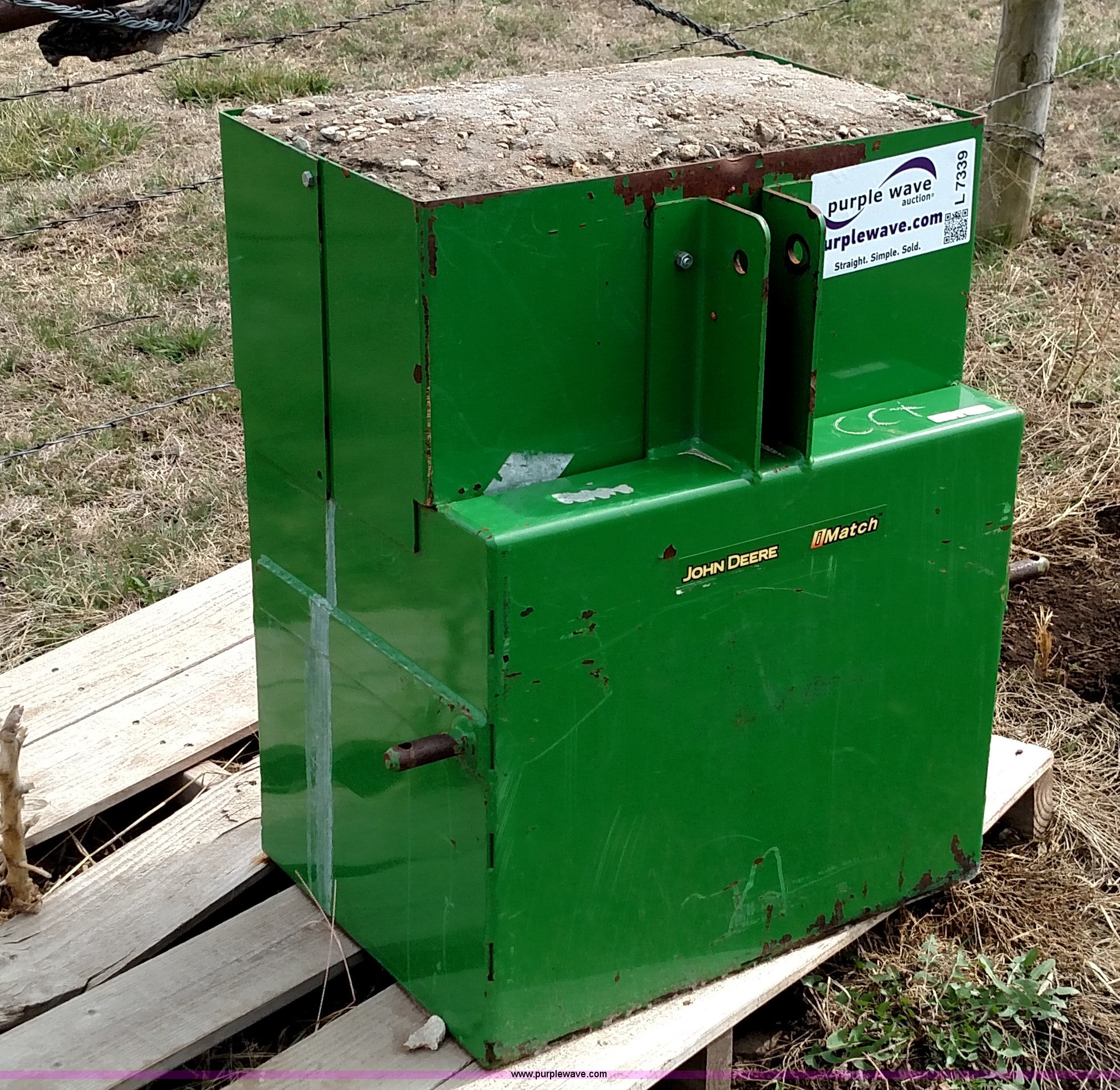 John Deere weight box in Leon, KS | Item L7339 sold | Purple Wave