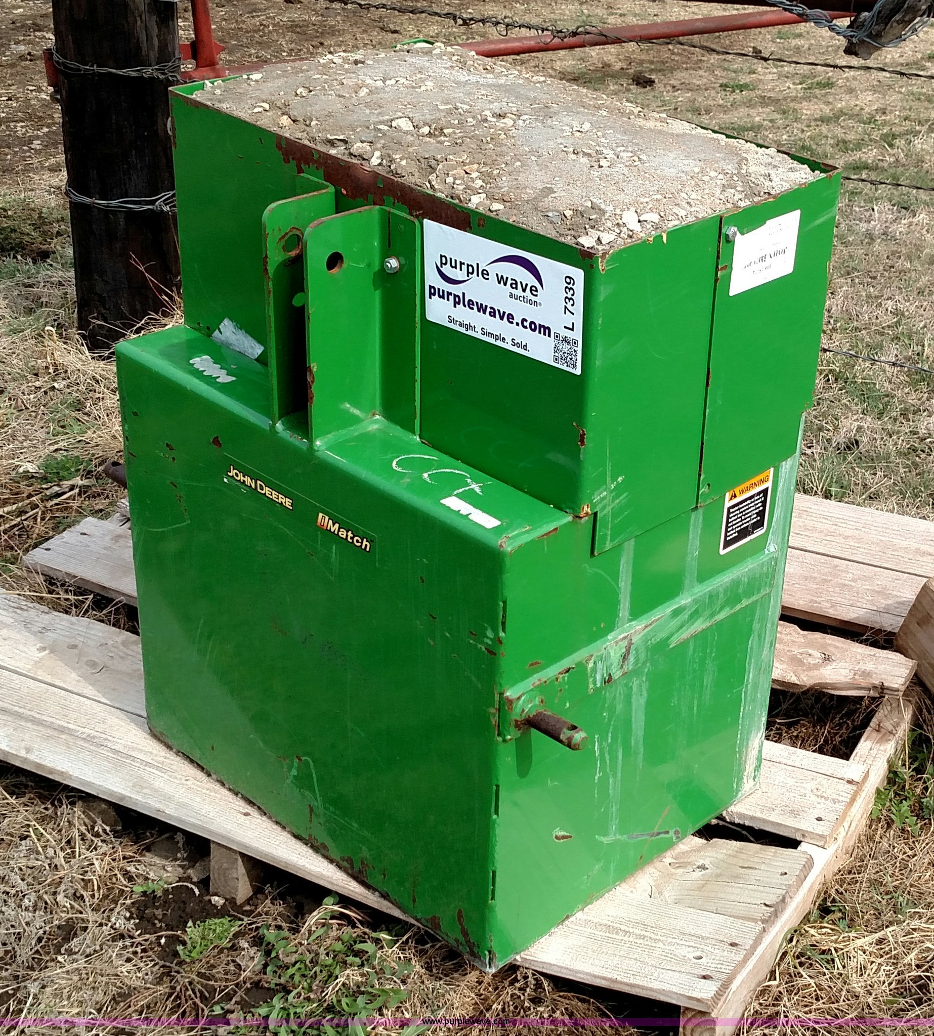 John Deere weight box in Leon, KS | Item L7339 sold | Purple Wave