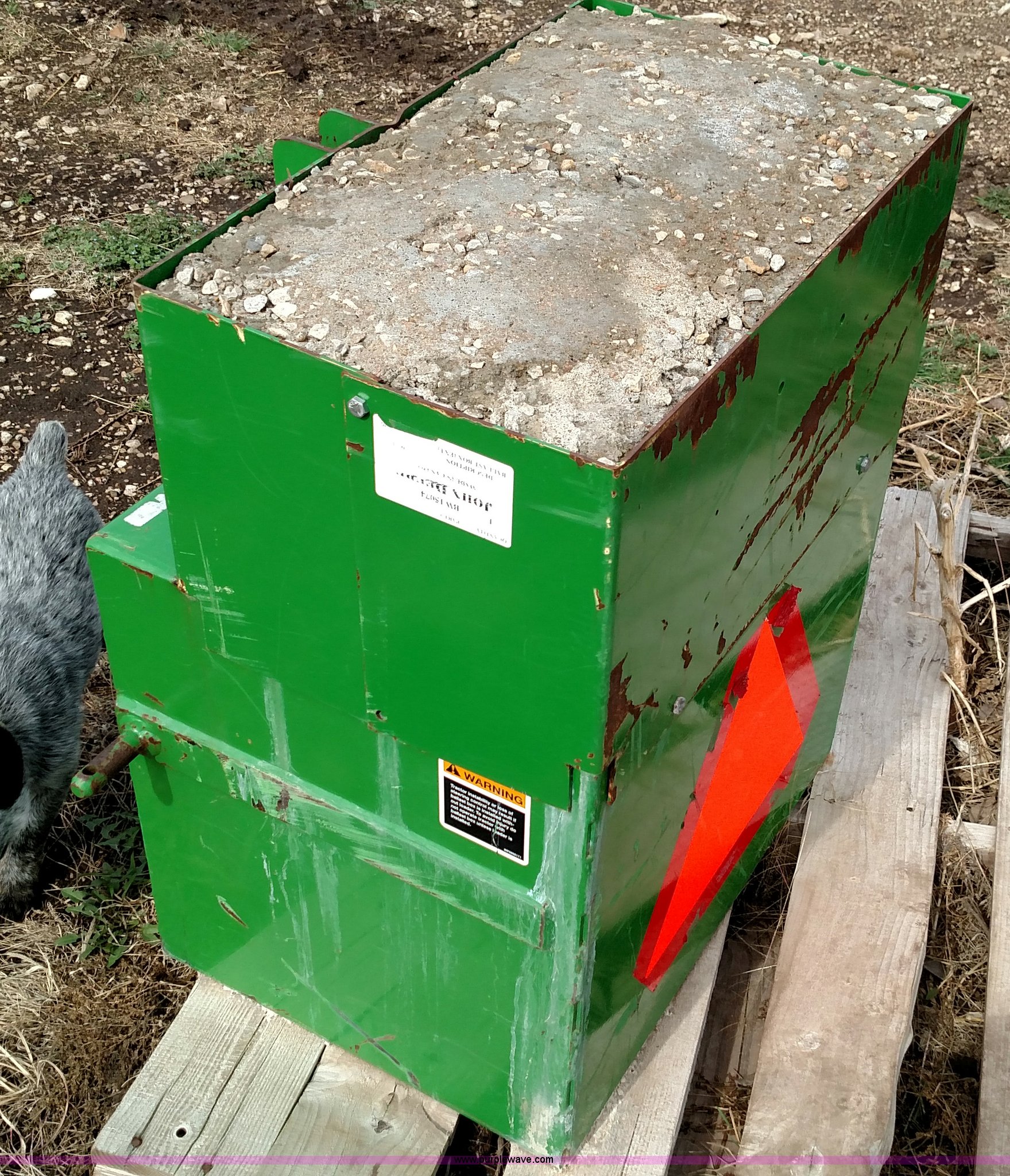 John Deere weight box in Leon, KS | Item L7339 sold | Purple Wave