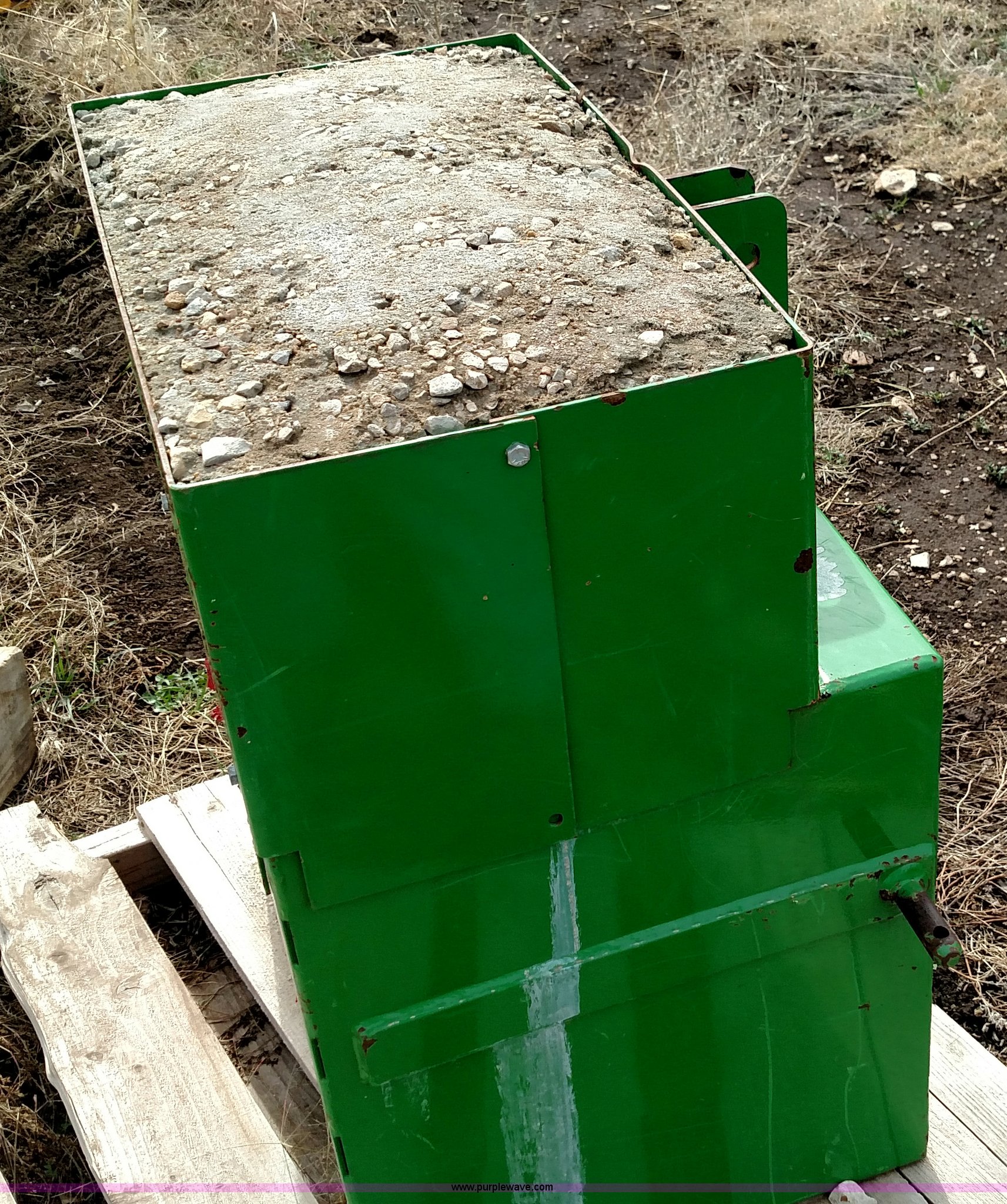 John Deere weight box in Leon, KS | Item L7339 sold | Purple Wave