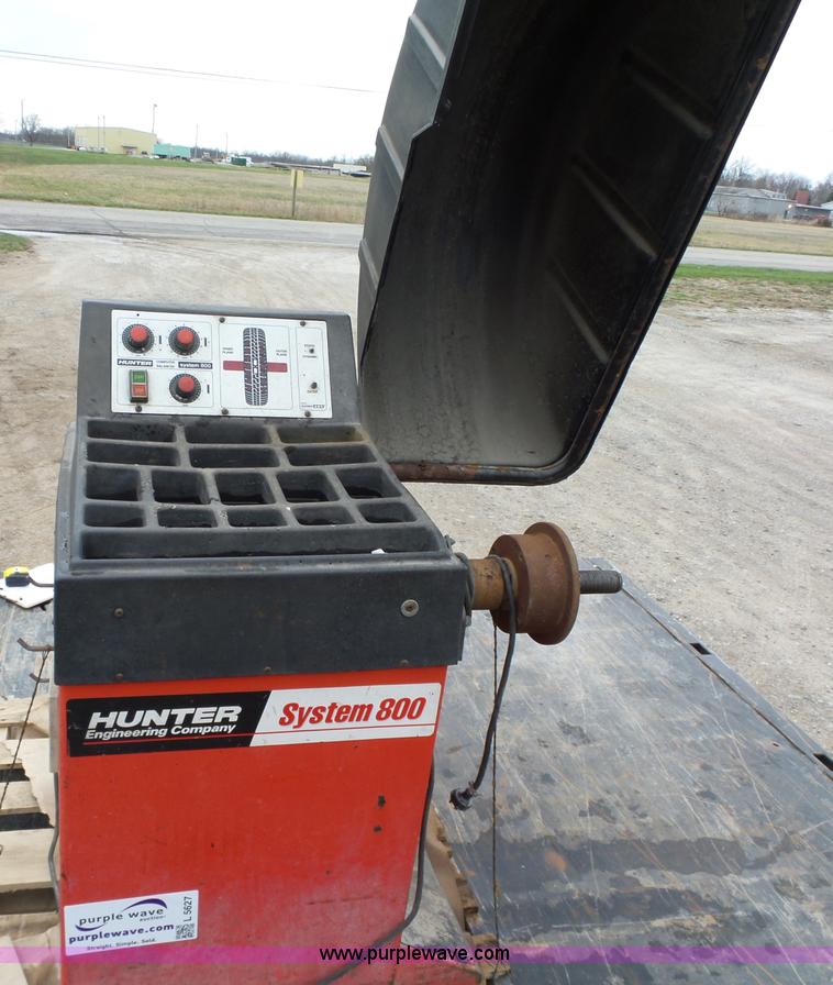Hunter System 800 wheel balancer in Centerville, IA | Item L5627 sold ...