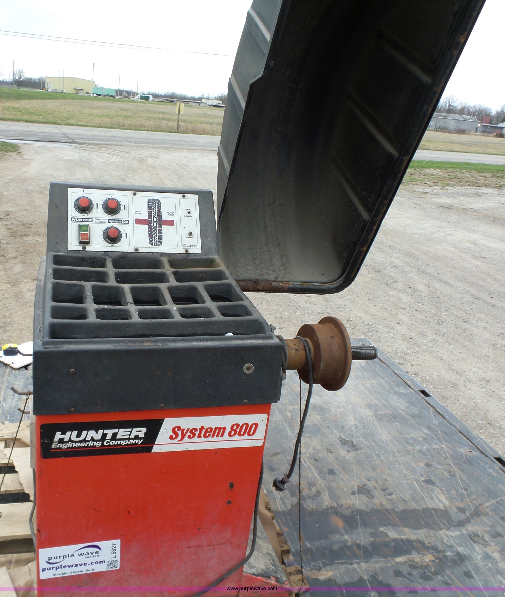 Hunter System 800 wheel balancer in Centerville, IA | Item L5627 sold ...