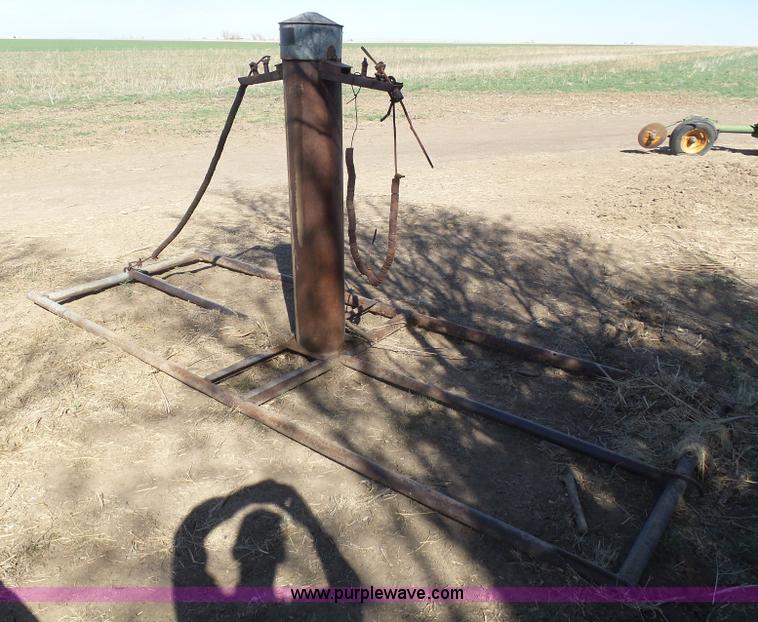 Metal cattle rub oiler in Copeland, KS | Item AR9427 sold | Purple Wave