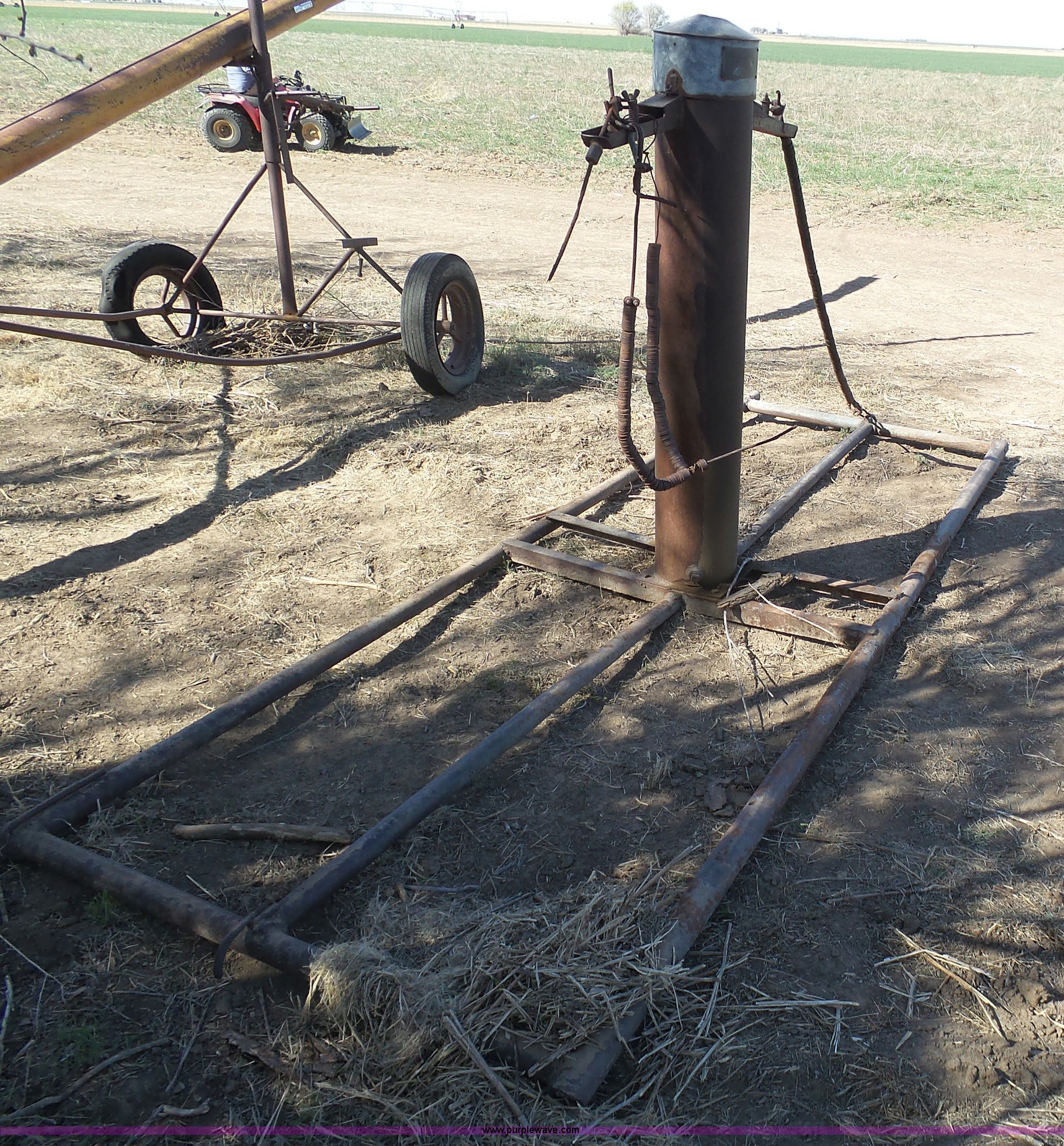 Metal cattle rub oiler in Copeland, KS | Item AR9427 sold | Purple Wave