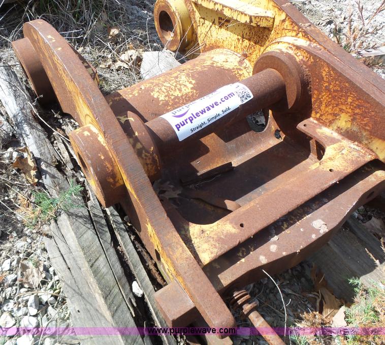 Excavator mounting bracket in Columbia, MO | Item L7182 sold | Purple Wave