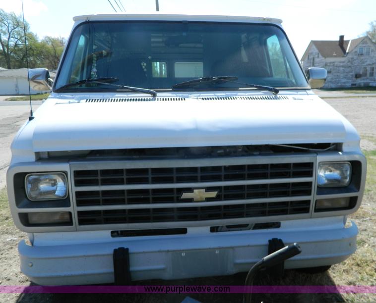 1995 Chevrolet G20 van in Hays, KS | Item AX9534 sold | Purple Wave