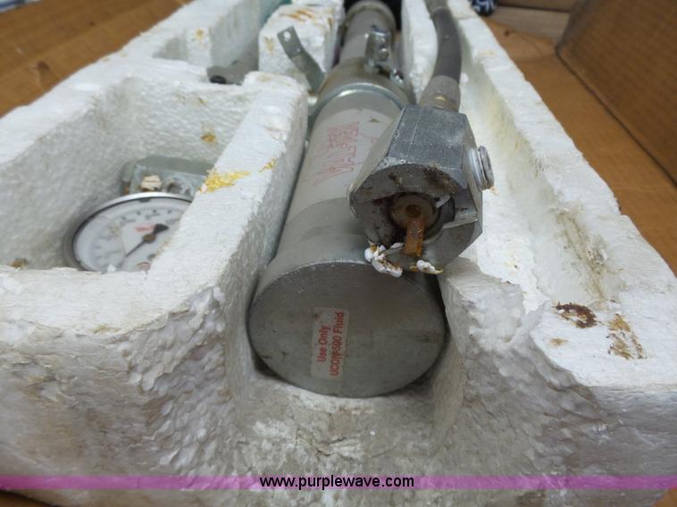 Valtex valve grease gun in Manhattan, KS | Item BE9797 sold | Purple Wave
