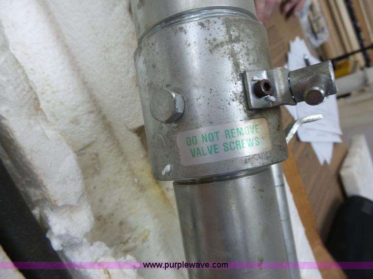 Valtex valve grease gun in Manhattan, KS | Item BE9797 sold | Purple Wave