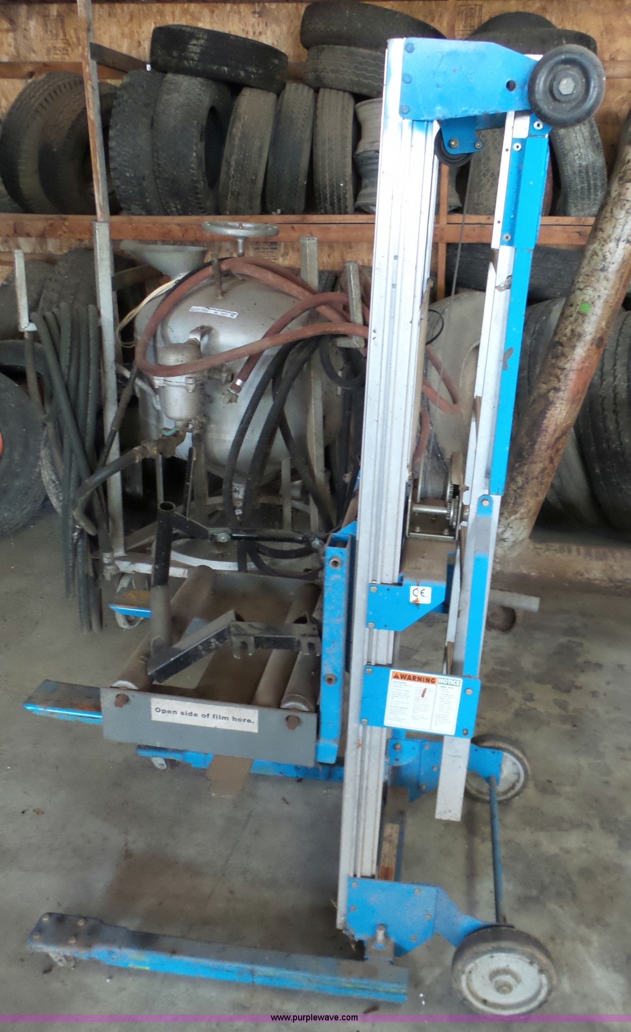 Genie GL-8 vertical lift in Lamar, MO | Item BL9522 sold | Purple Wave