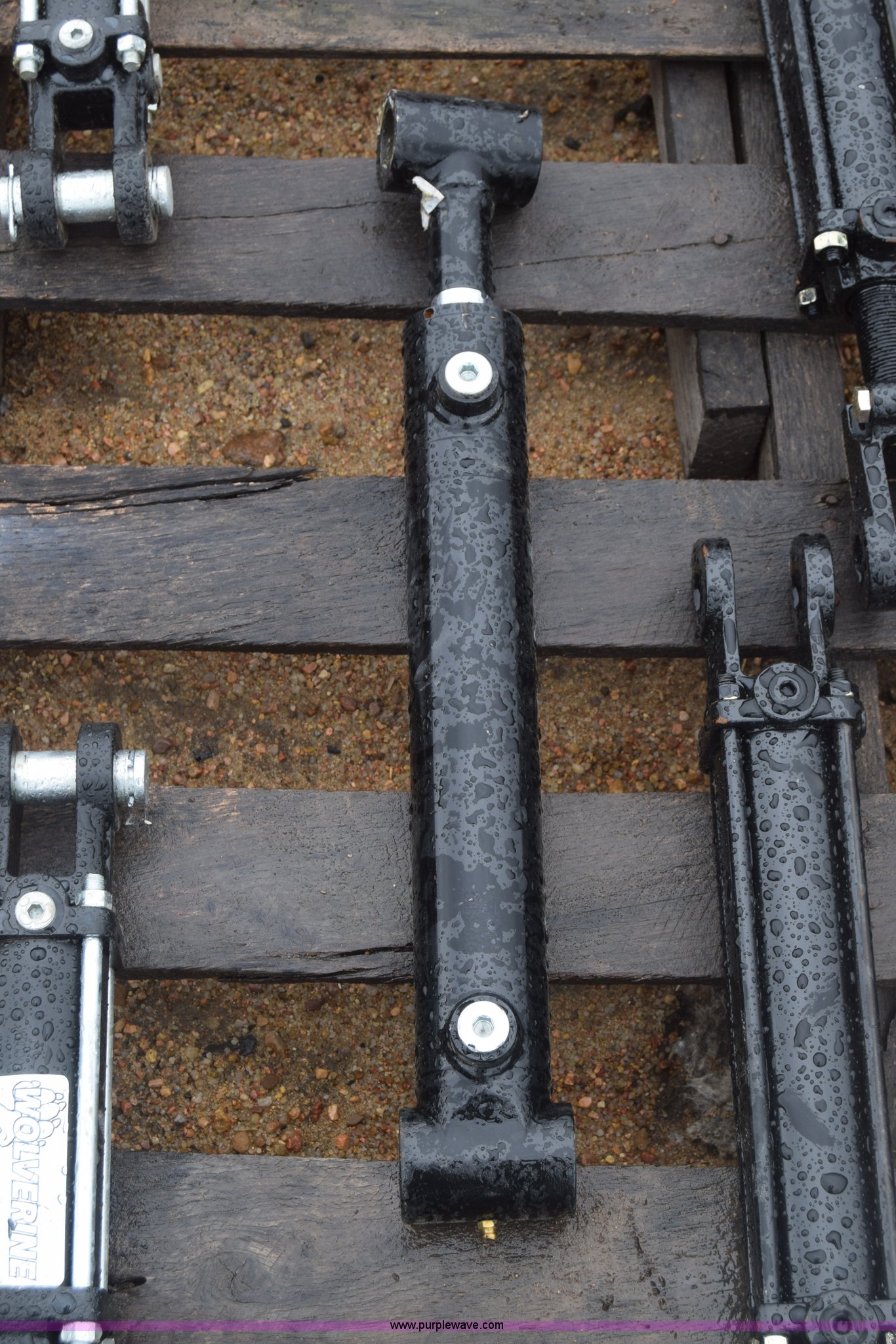 (8) hydraulic cylinders in Kinsley, KS | Item K7473 sold | Purple Wave