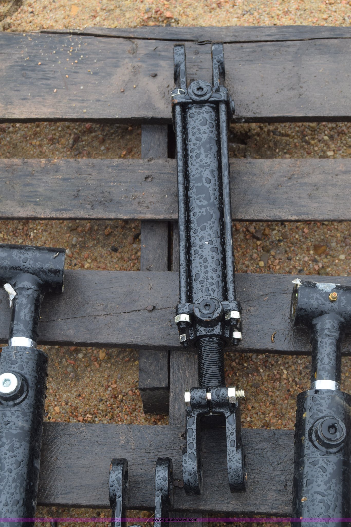 (8) hydraulic cylinders in Kinsley, KS | Item K7473 sold | Purple Wave