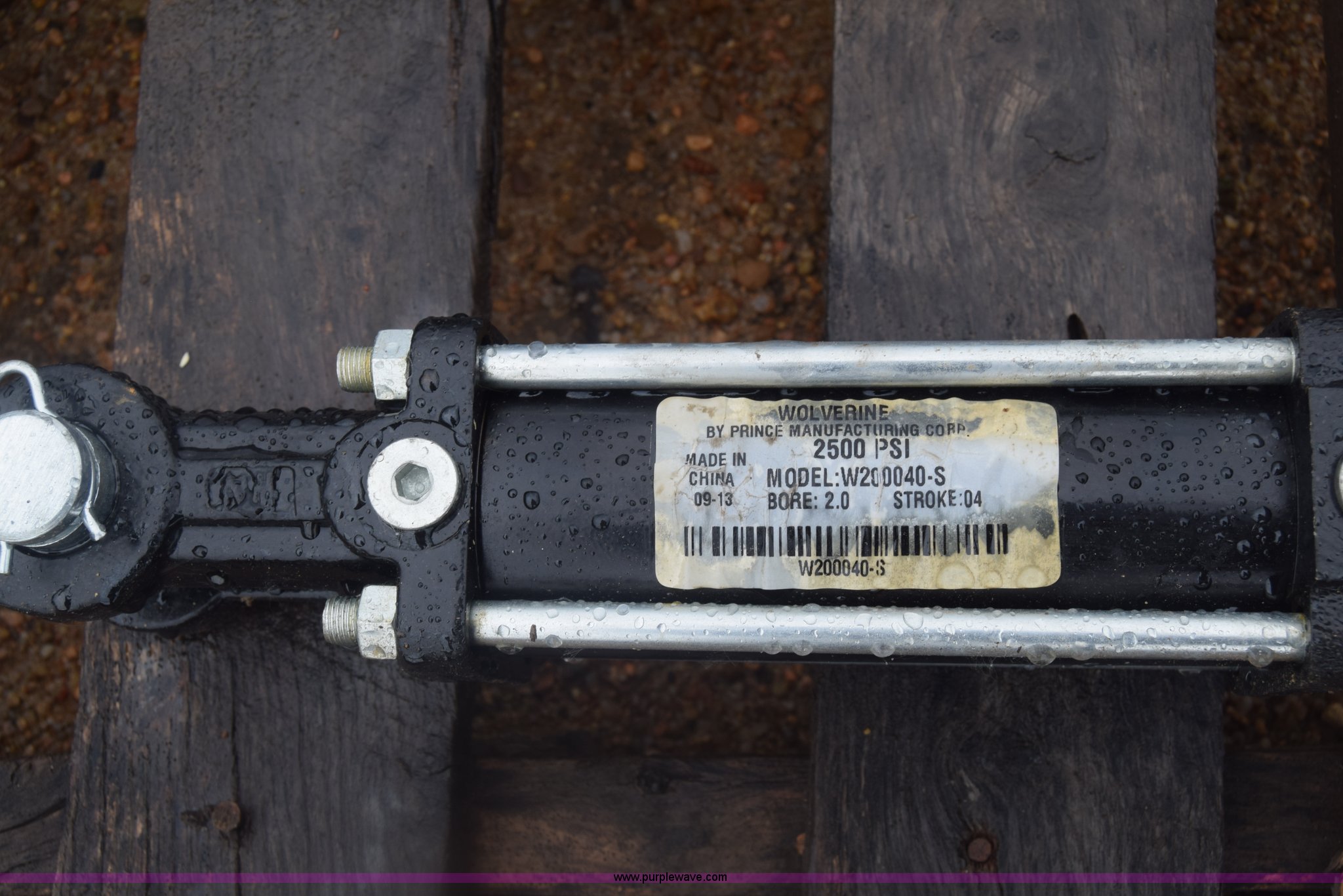 (8) hydraulic cylinders in Kinsley, KS | Item K7473 sold | Purple Wave
