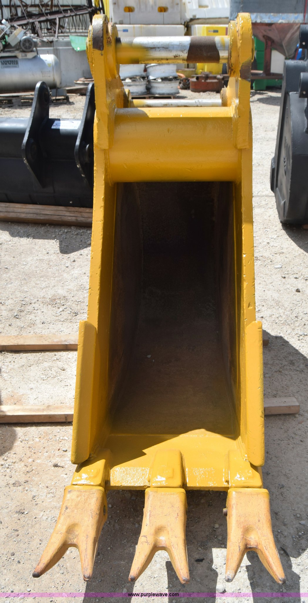 Entek excavator bucket in Lyons, KS | Item K6600 sold | Purple Wave
