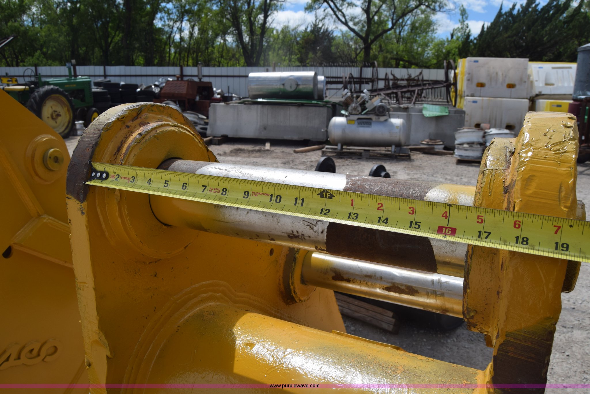 Entek excavator bucket in Lyons, KS | Item K6600 sold | Purple Wave