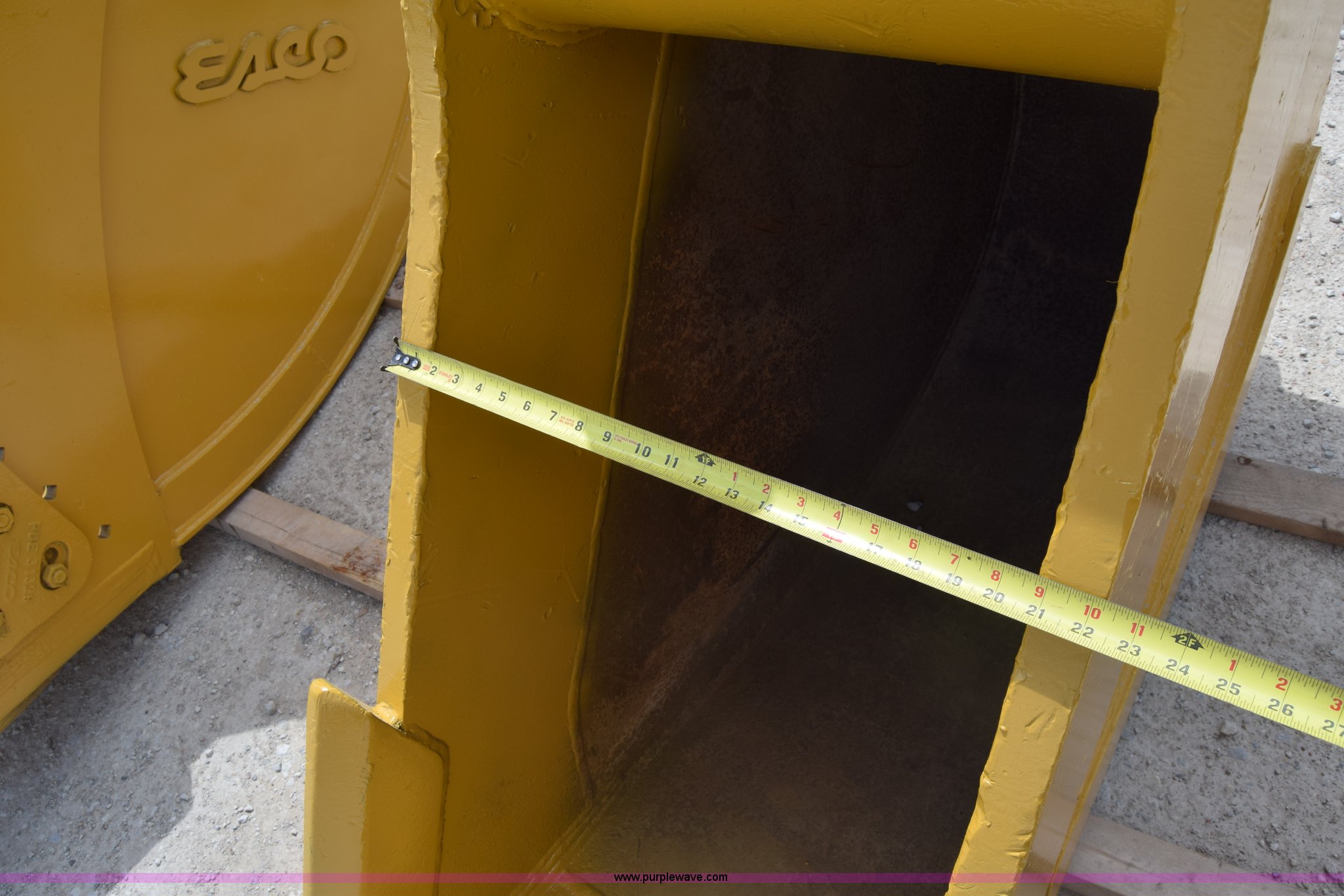 Entek excavator bucket in Lyons, KS | Item K6600 sold | Purple Wave